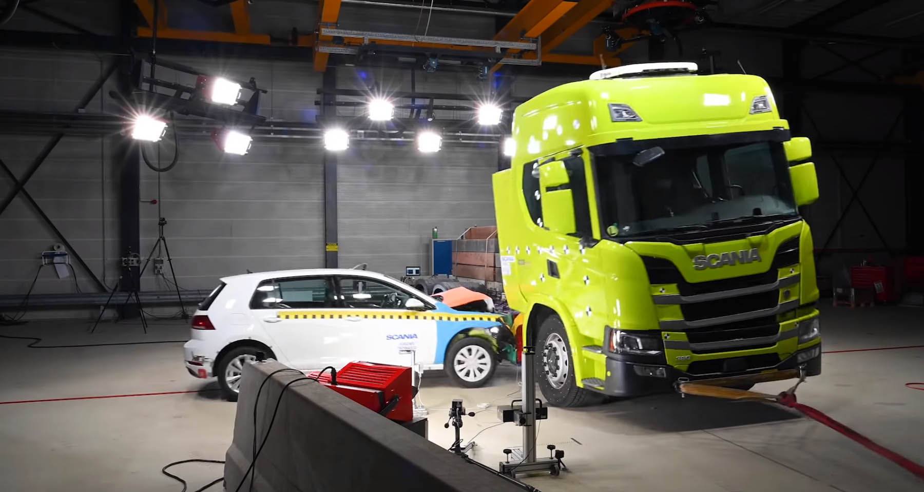 Δείτε ένα Golf να πέφτει πάνω σε ένα ηλεκτρικό Scania [vid] - caroto.gr